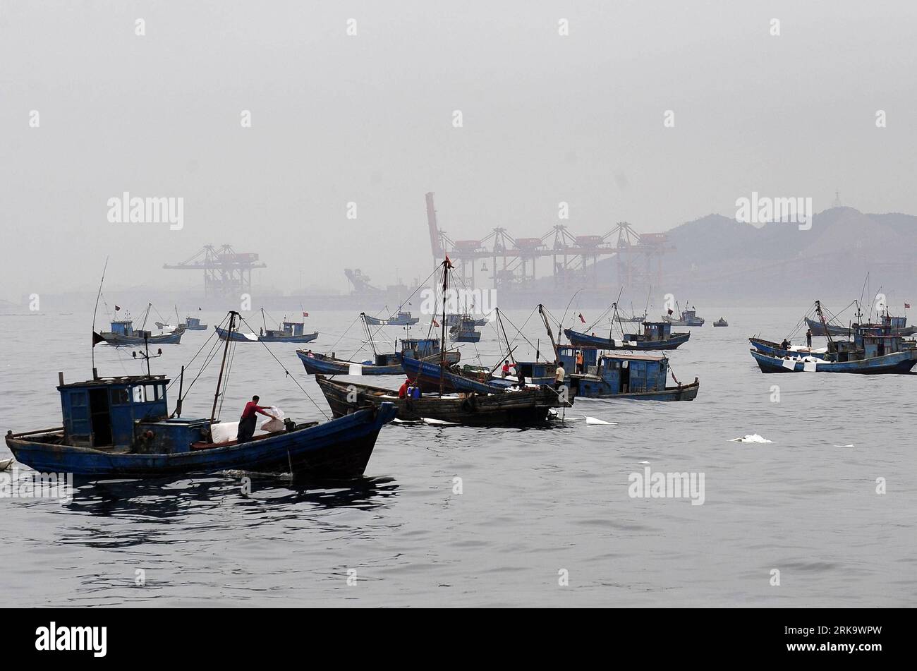 Coastal clean up china hi-res stock photography and images - Alamy