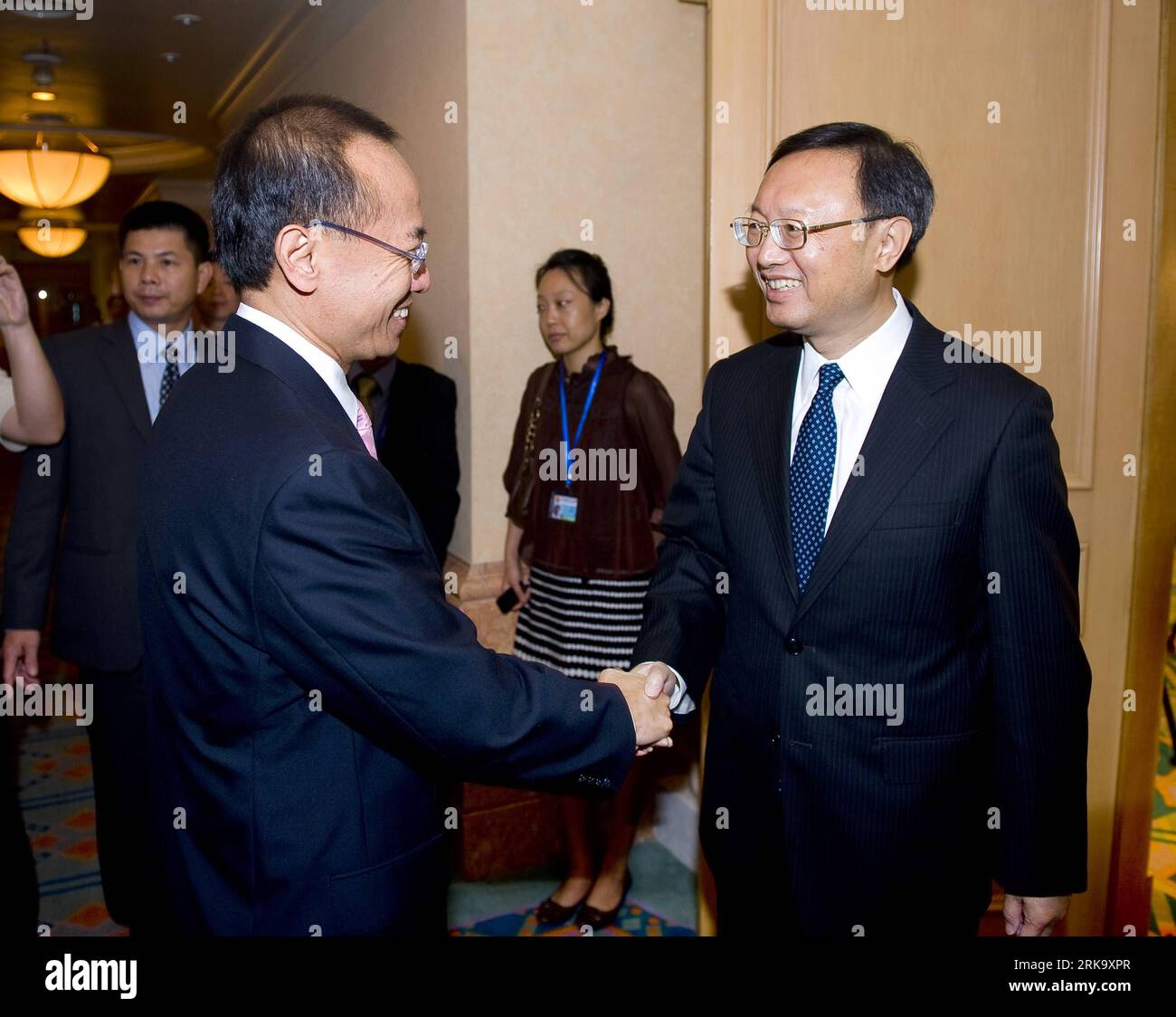 Singapore foreign minister george yeo hi-res stock photography and ...