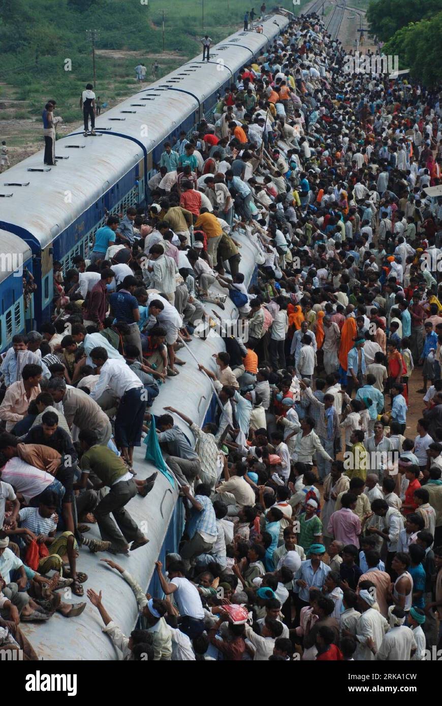 India train roof hi-res stock photography and images - Alamy