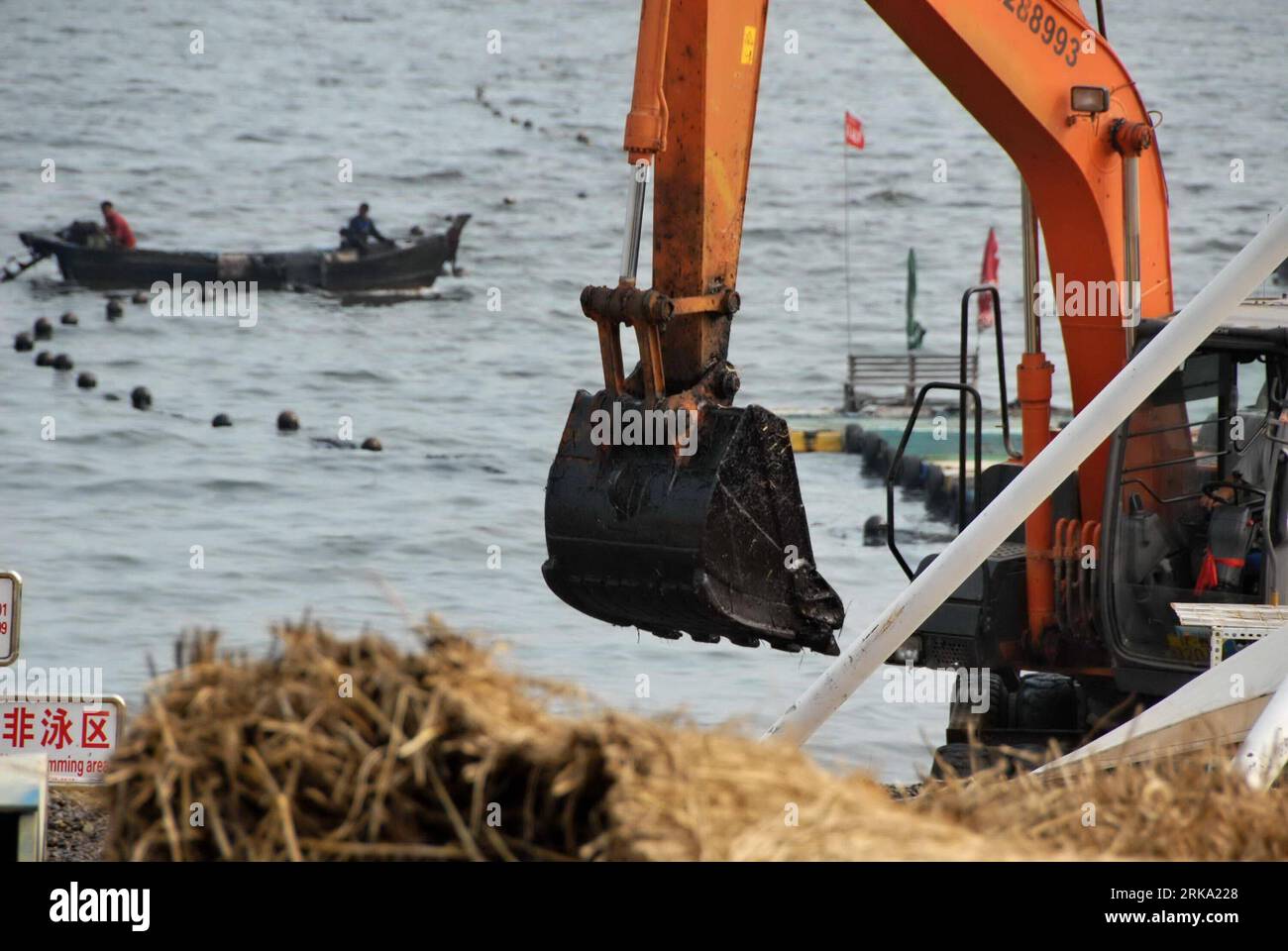Oil spill operation hi-res stock photography and images - Alamy