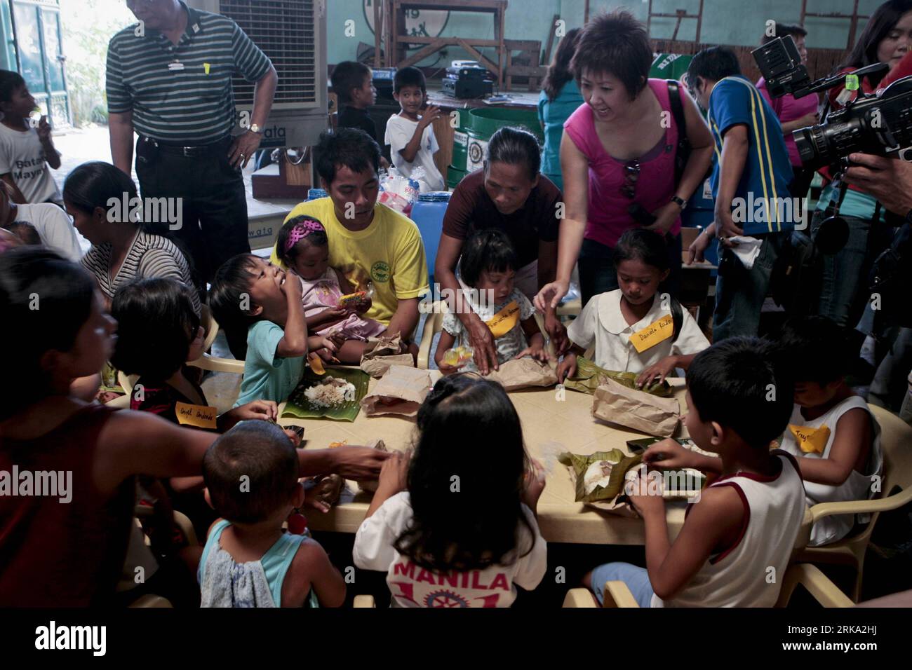 Philippines feeding program hi-res stock photography and images - Alamy