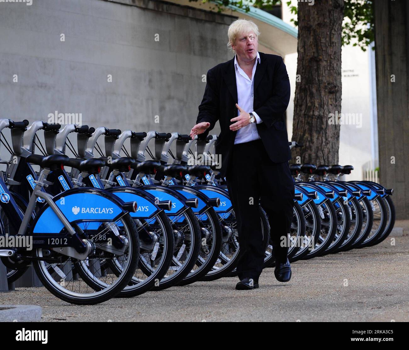 Bicycle dock stations hi-res stock photography and images - Alamy