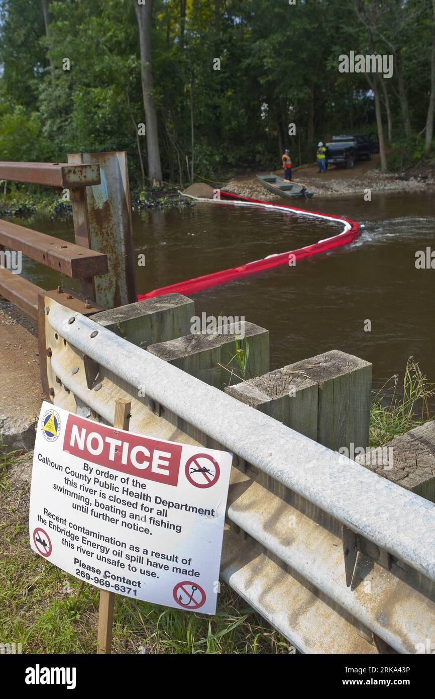 Containment booms hi-res stock photography and images - Alamy