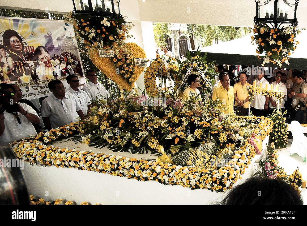 Corazon aquino manila hi-res stock photography and images - Alamy