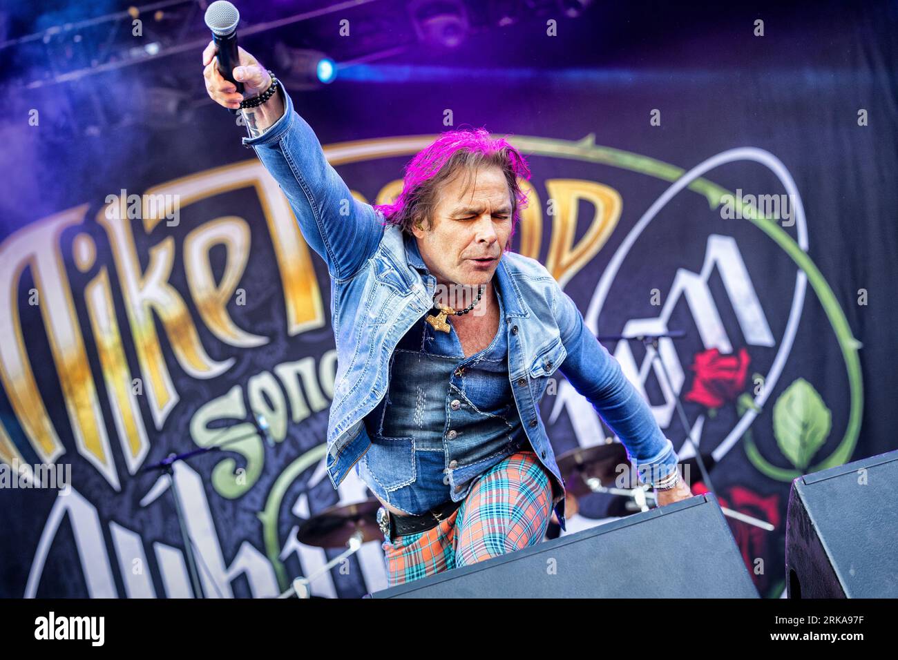 Mike tramp singer hi-res stock photography and images - Alamy