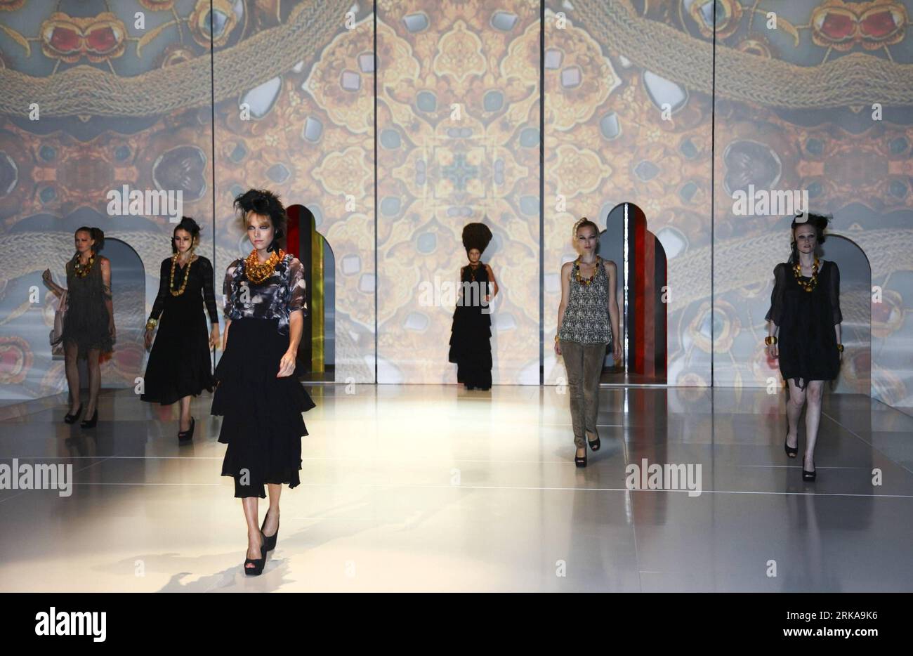 Bella mode hi-res stock photography and images - Alamy