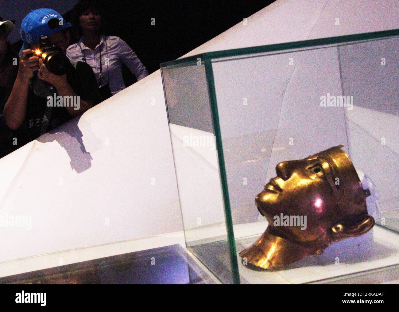 Gold totenmaske hi-res stock photography and images - Alamy