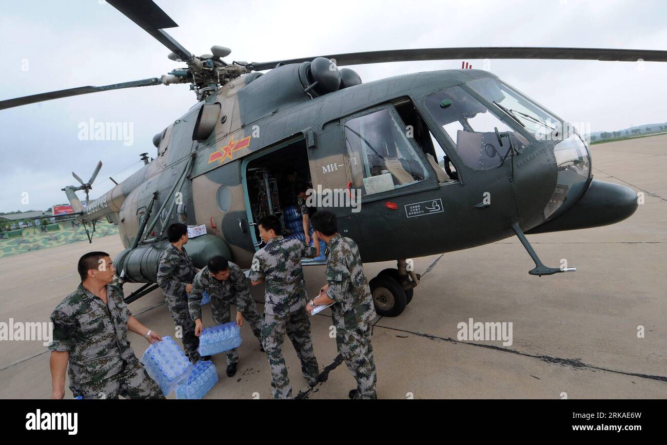 Airdrop supplies hi-res stock photography and images - Alamy