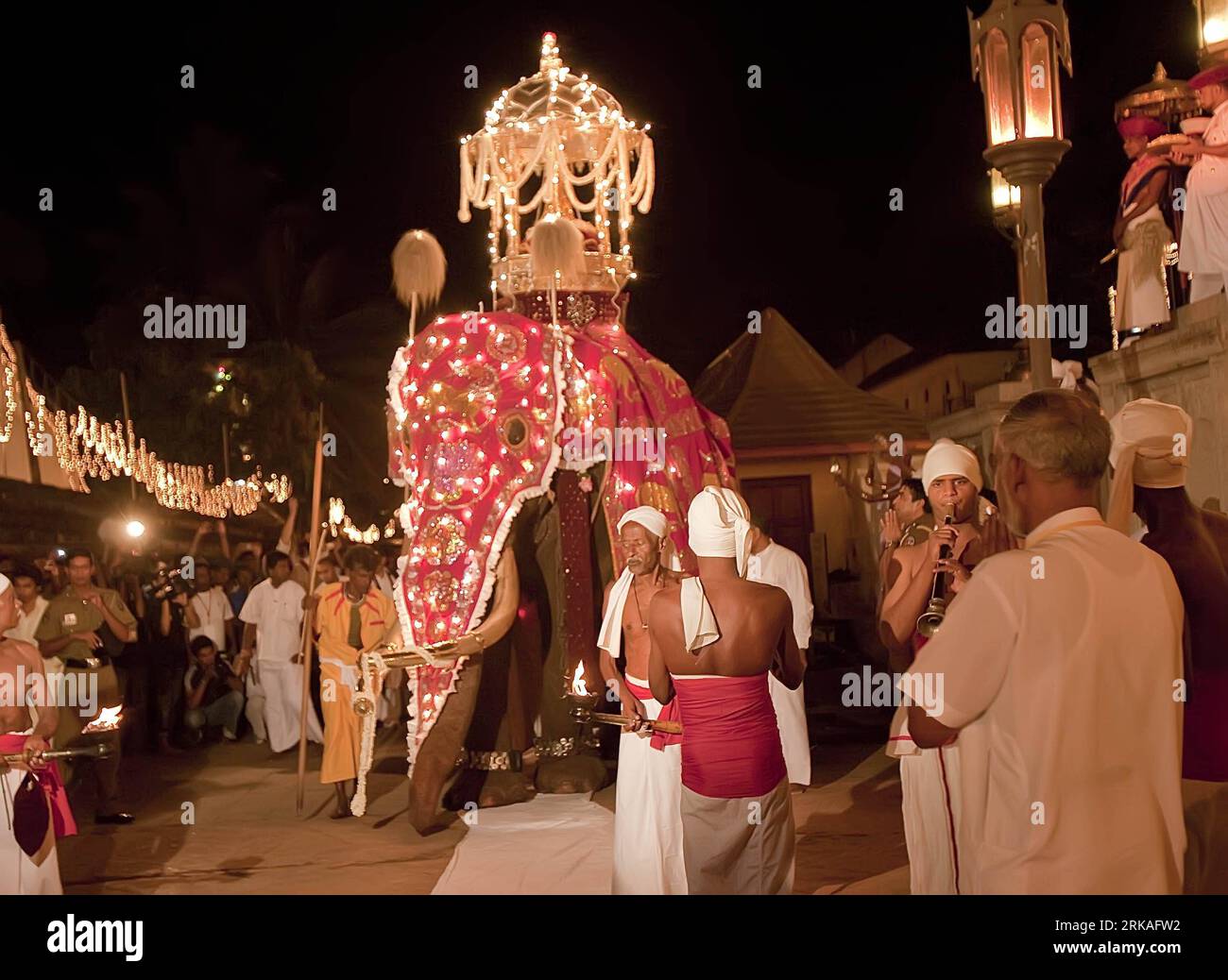 Dalada perahera hi-res stock photography and images - Alamy