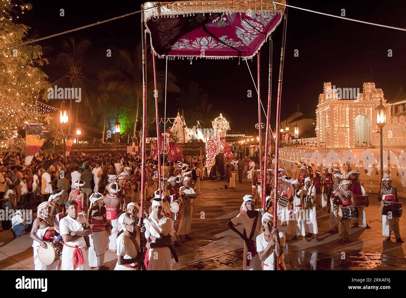 Dalada perahera hi-res stock photography and images - Alamy