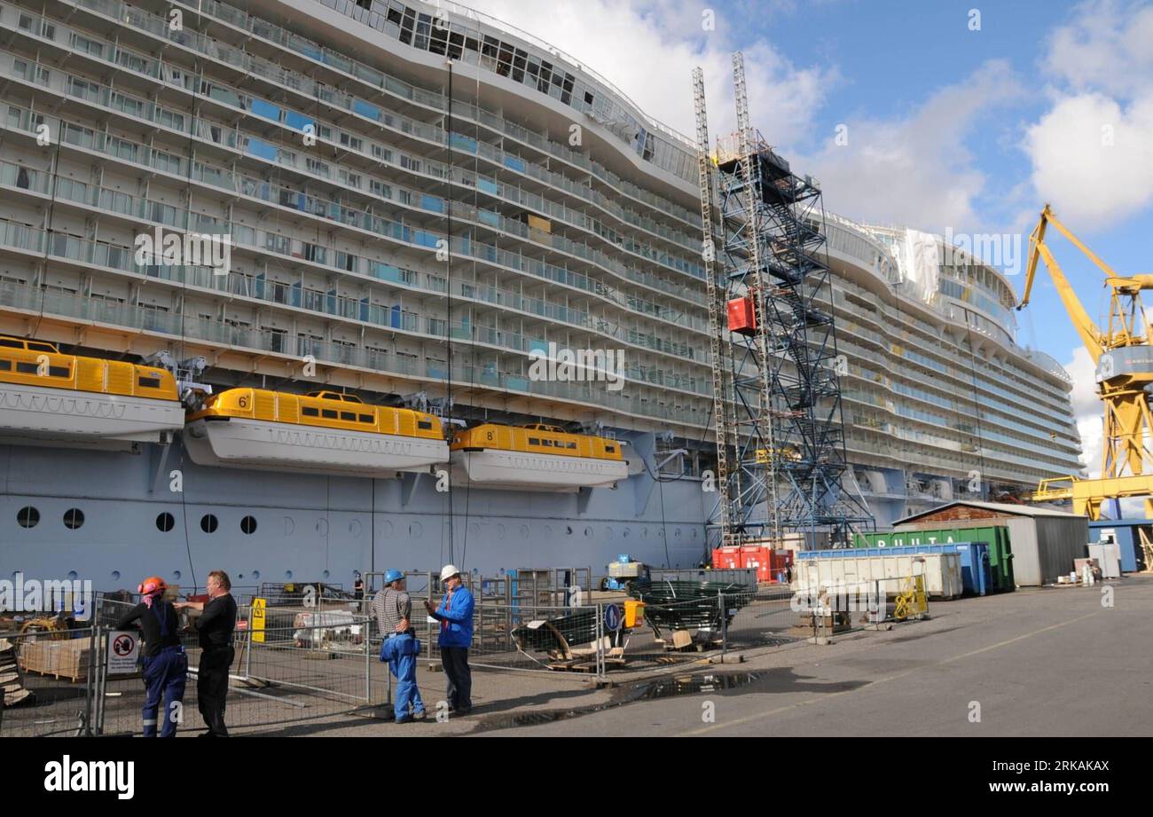 100 sailors hi-res stock photography and images - Alamy