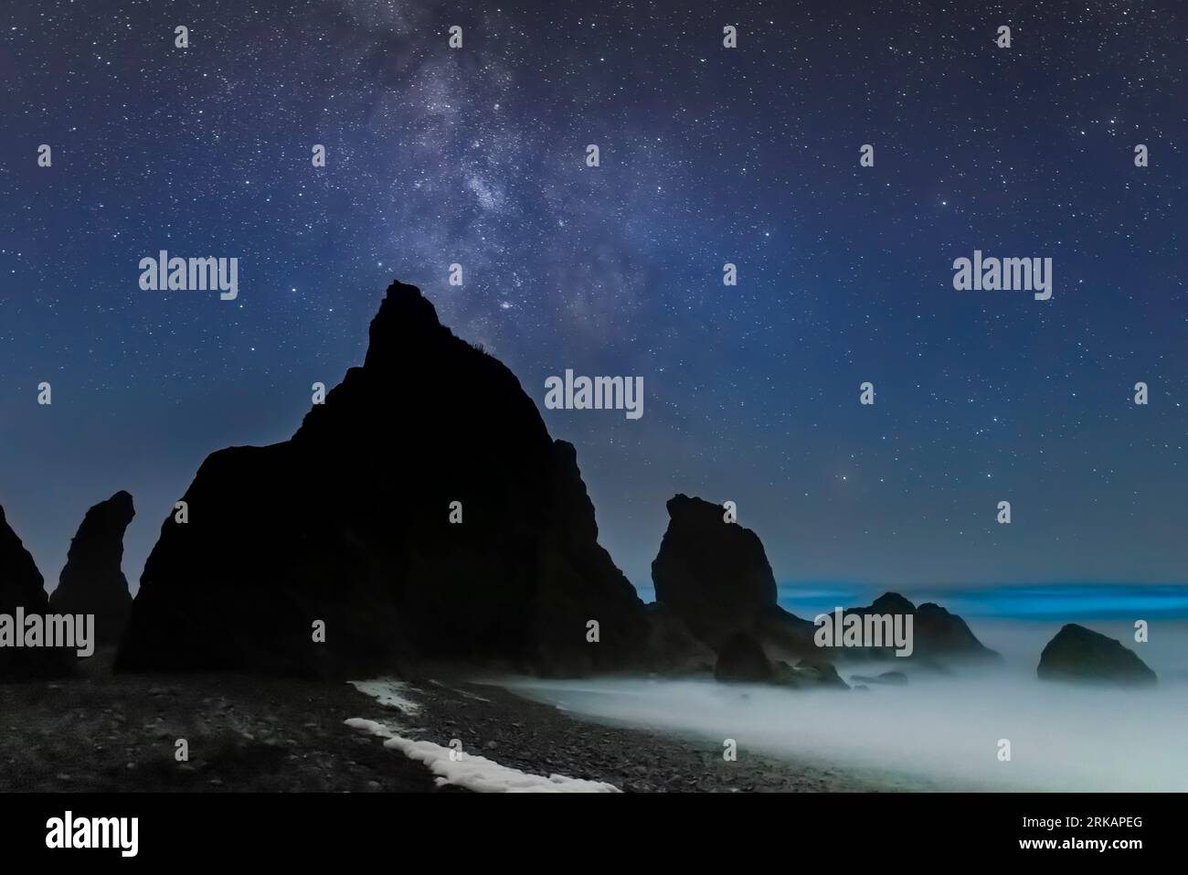 Bioluminescence by dinoflagellates disturbed by waves off Ruby Beach in ...
