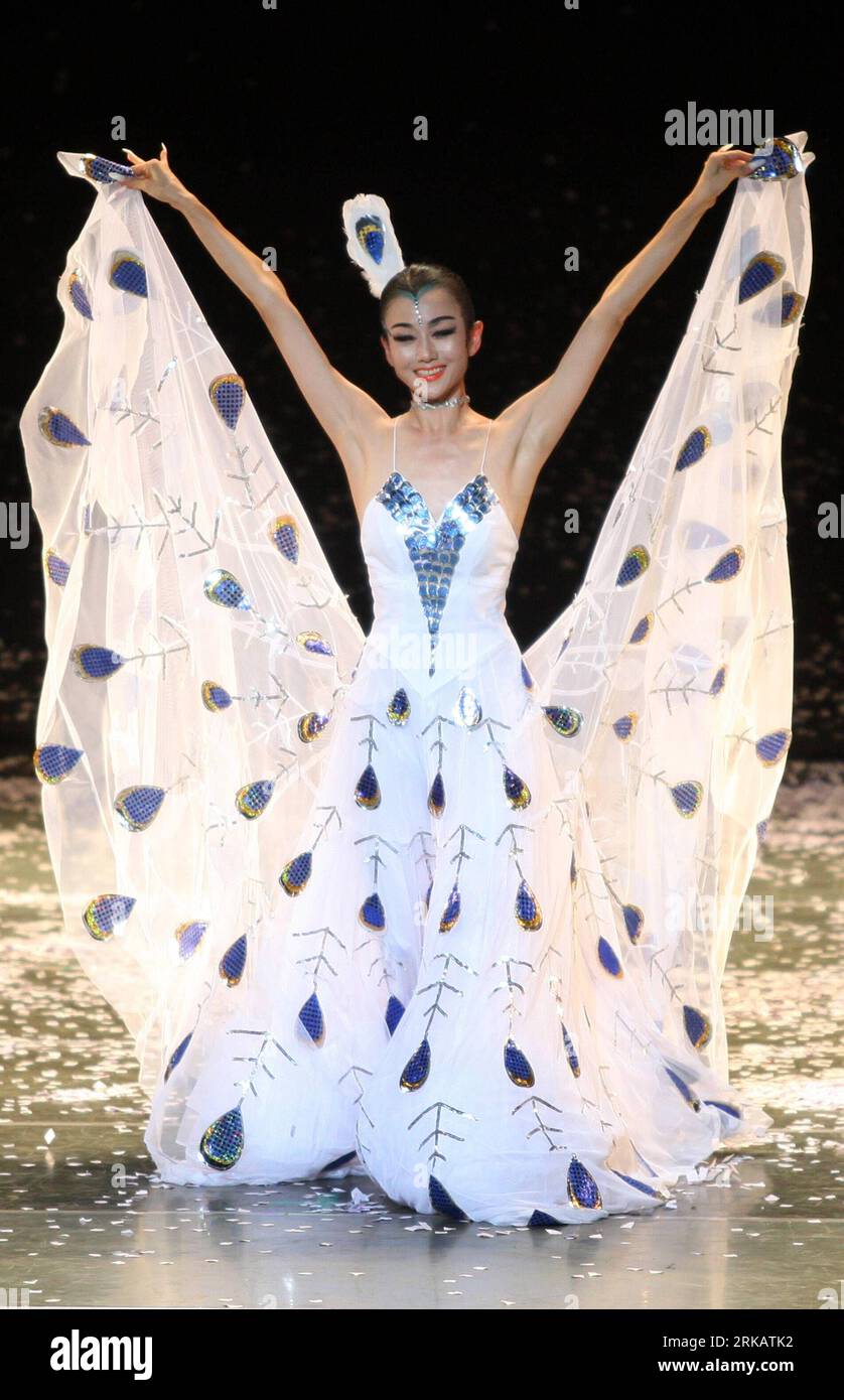 Dynamic yunnan dance hi-res stock photography and images - Alamy