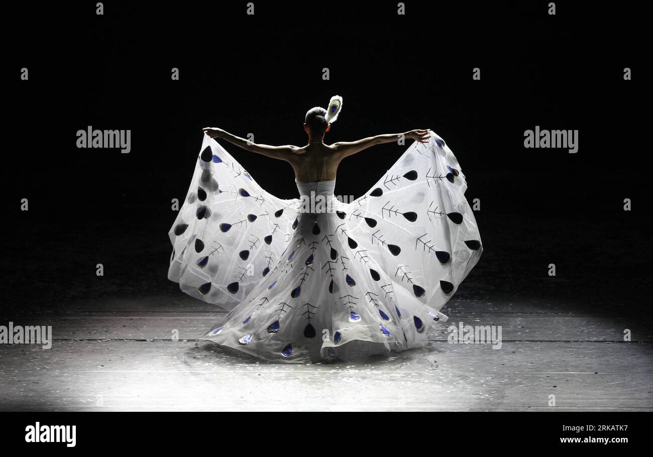 Dynamic yunnan dance hi-res stock photography and images - Alamy