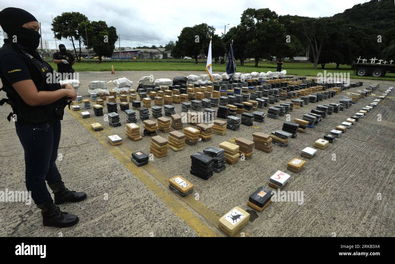 Panama police officer hi-res stock photography and images - Alamy