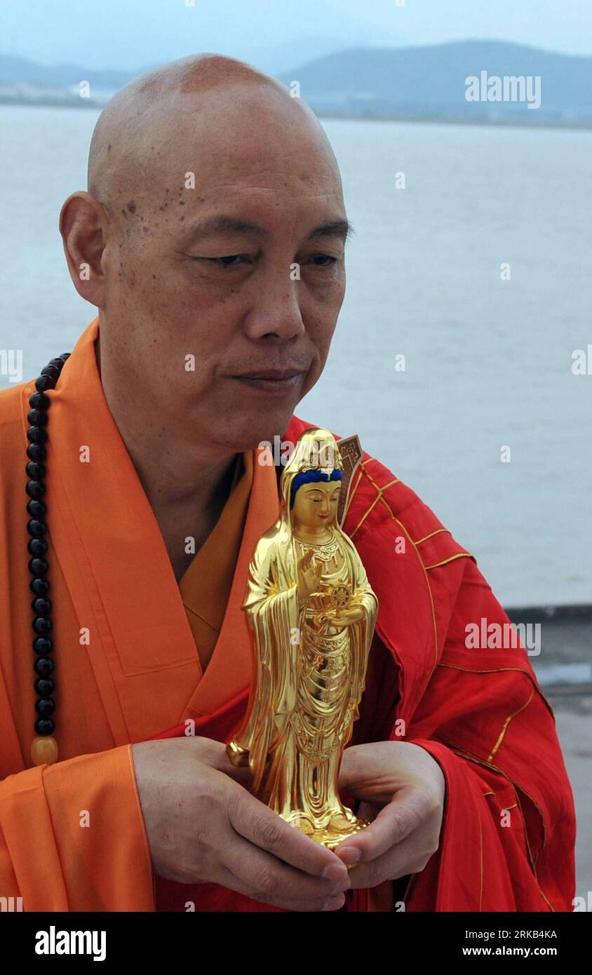 Monk statue 1000 hi-res stock photography and images - Alamy