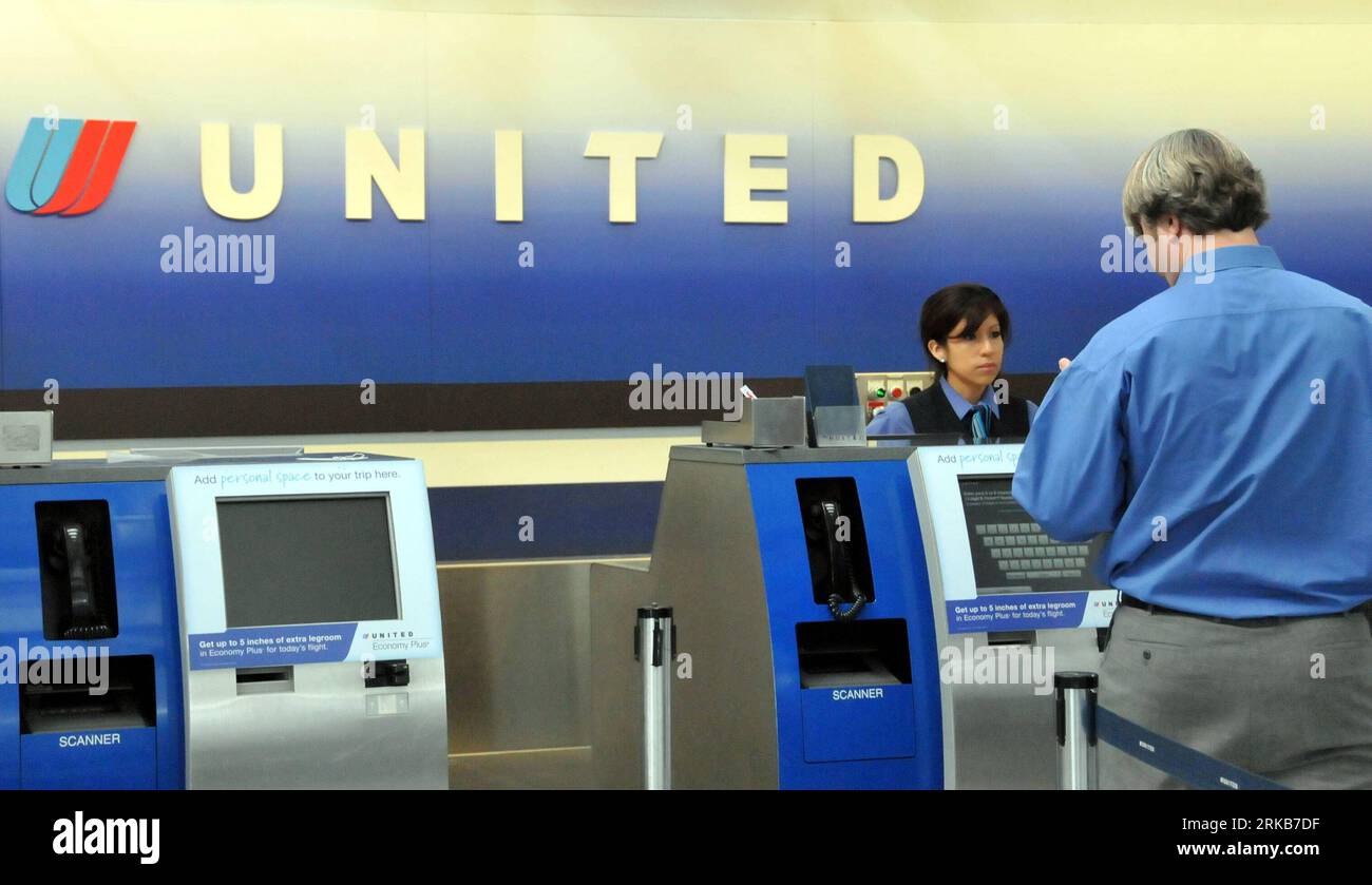 United airlines check in counter hi-res stock photography and images ...