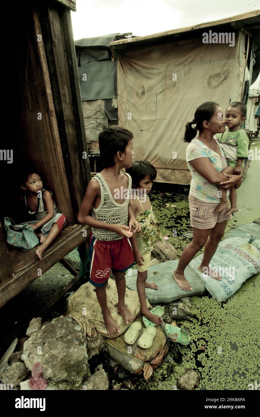 10 slum in manila hi-res stock photography and images - Alamy