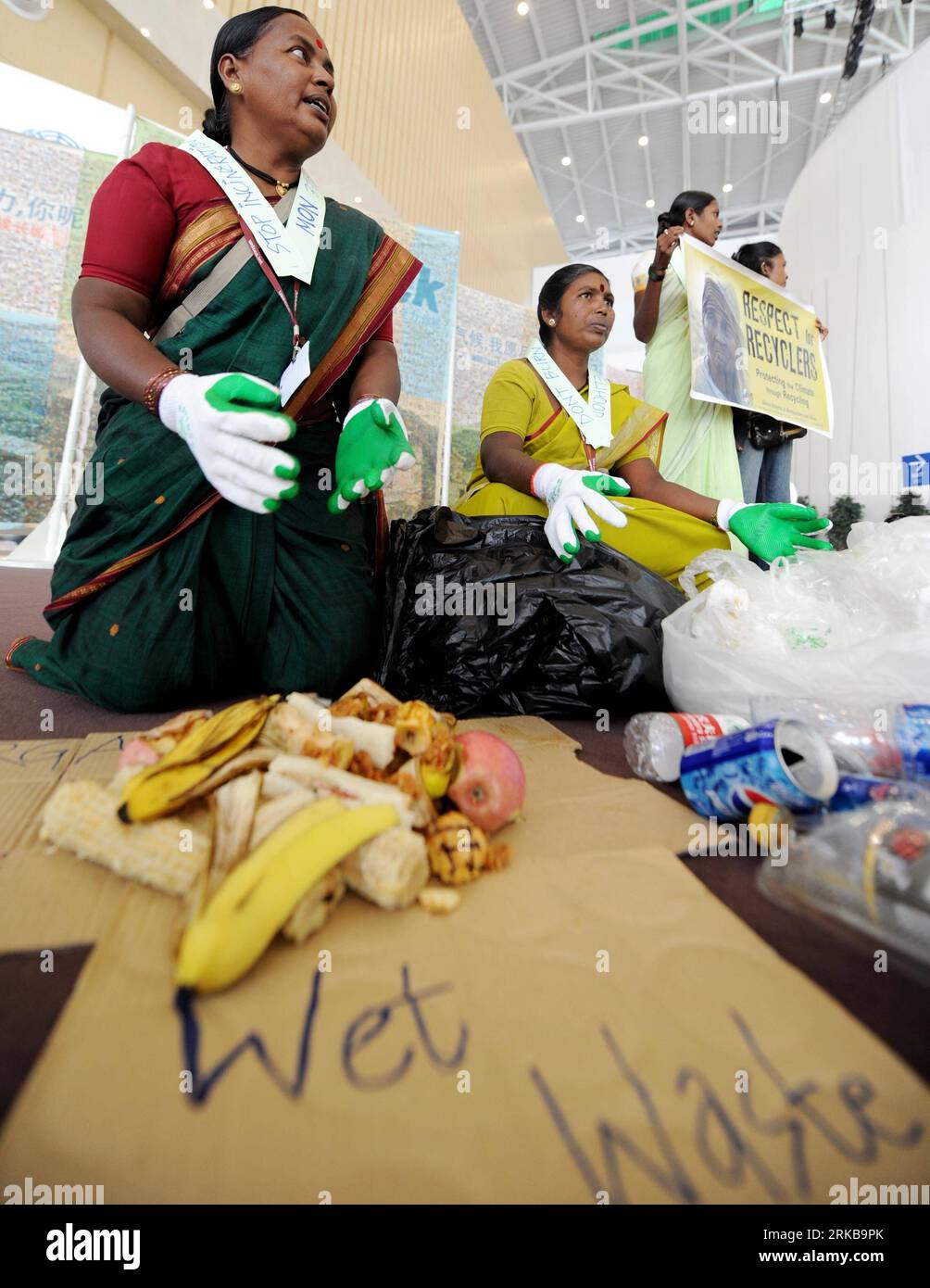 Waste pickers hi-res stock photography and images - Alamy