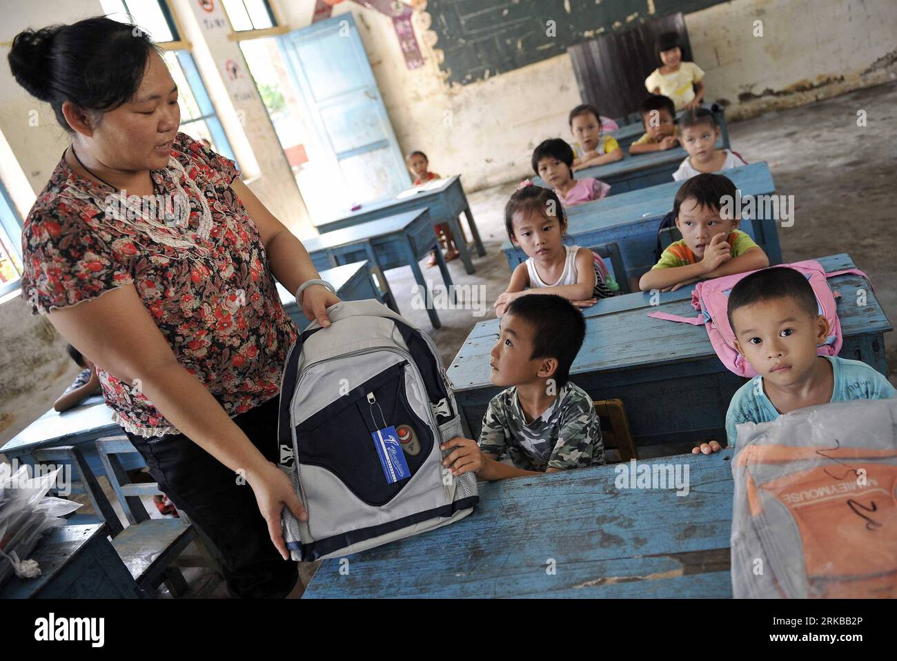 Schultasche kind hi-res stock photography and images - Alamy