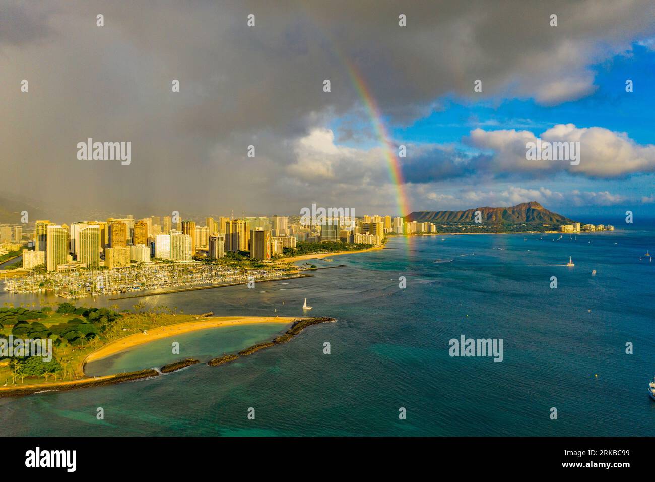 Rainbow over the Pacific, Waikiki and Ala Moana Beaches, Honolulu ...