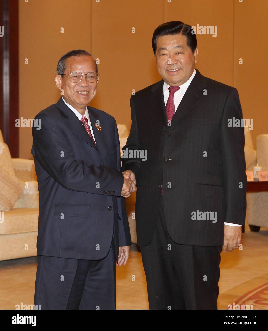 Trong meeting hi-res stock photography and images - Alamy