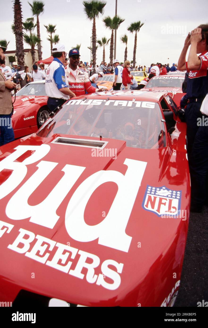 Former Chicago Bears running back Walter Payton talks to a pit crew ...