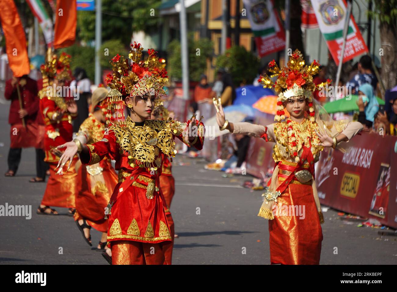 Gending sriwijaya dance from sumatera selatan at BEN Carnival. This ...