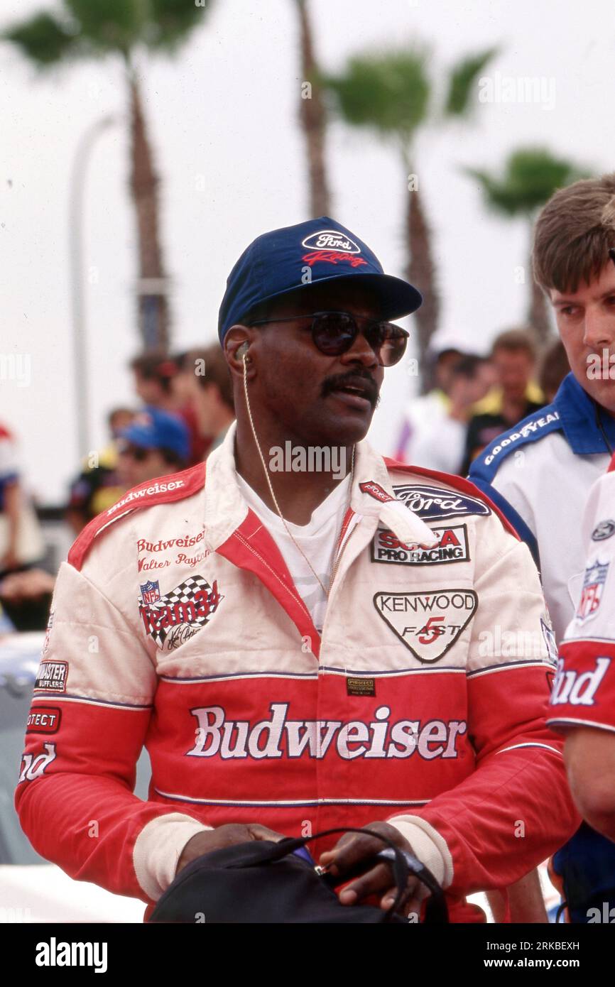 Former Chicago Bears running back Walter Payton talks to a pit crew ...