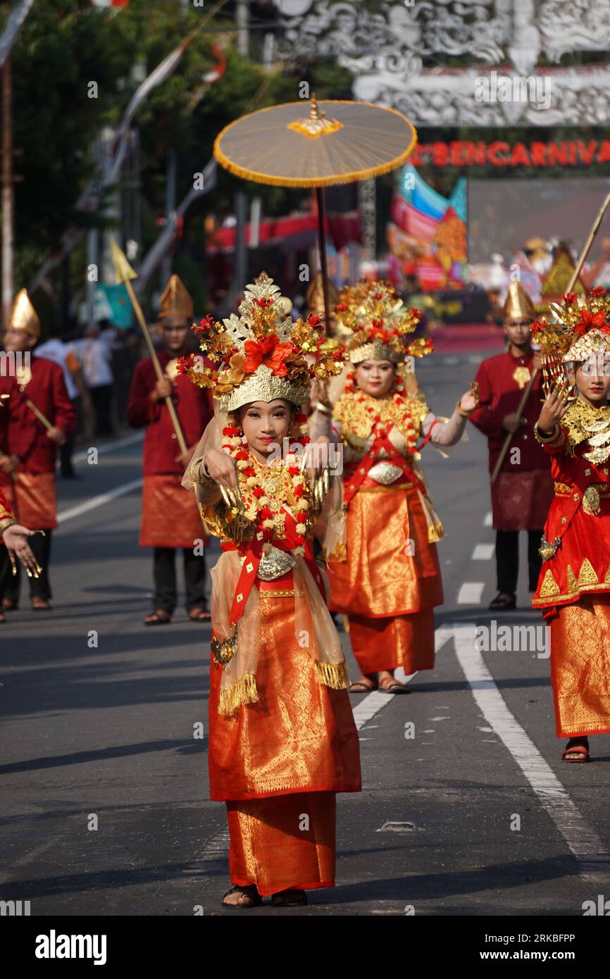 Gending sriwijaya dance from sumatera selatan at BEN Carnival. This ...