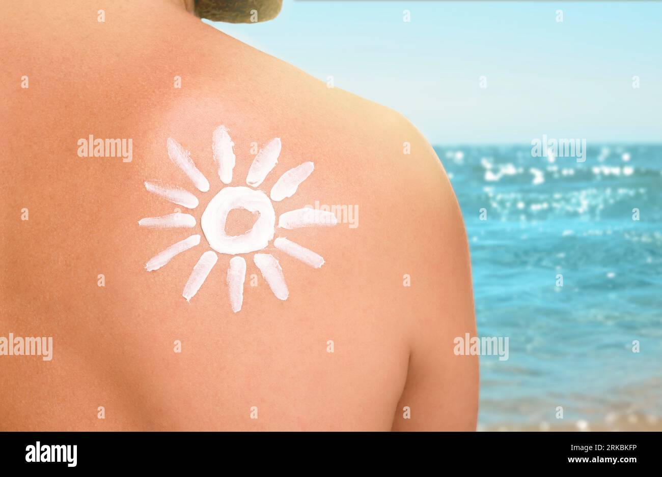 Applying sunscreen beach man hi-res stock photography and images - Alamy
