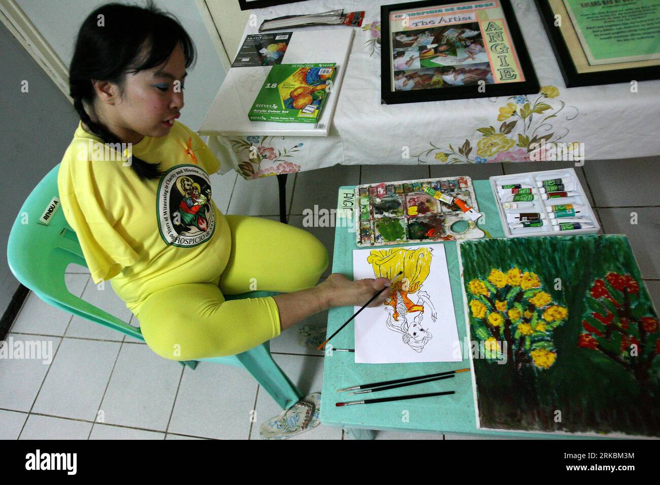 Armless girl hi-res stock photography and images - Alamy