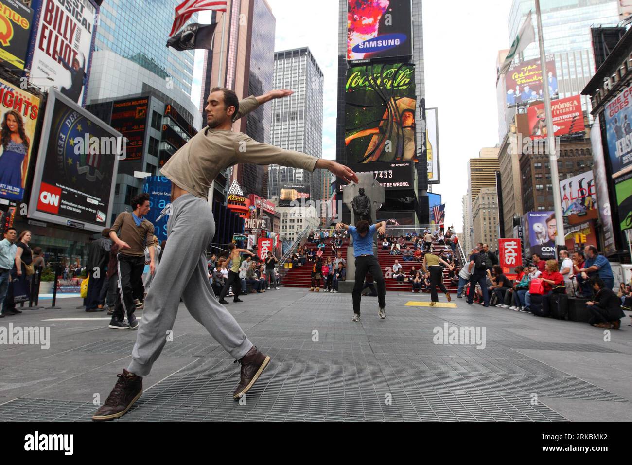 Perform in times square hi-res stock photography and images - Alamy