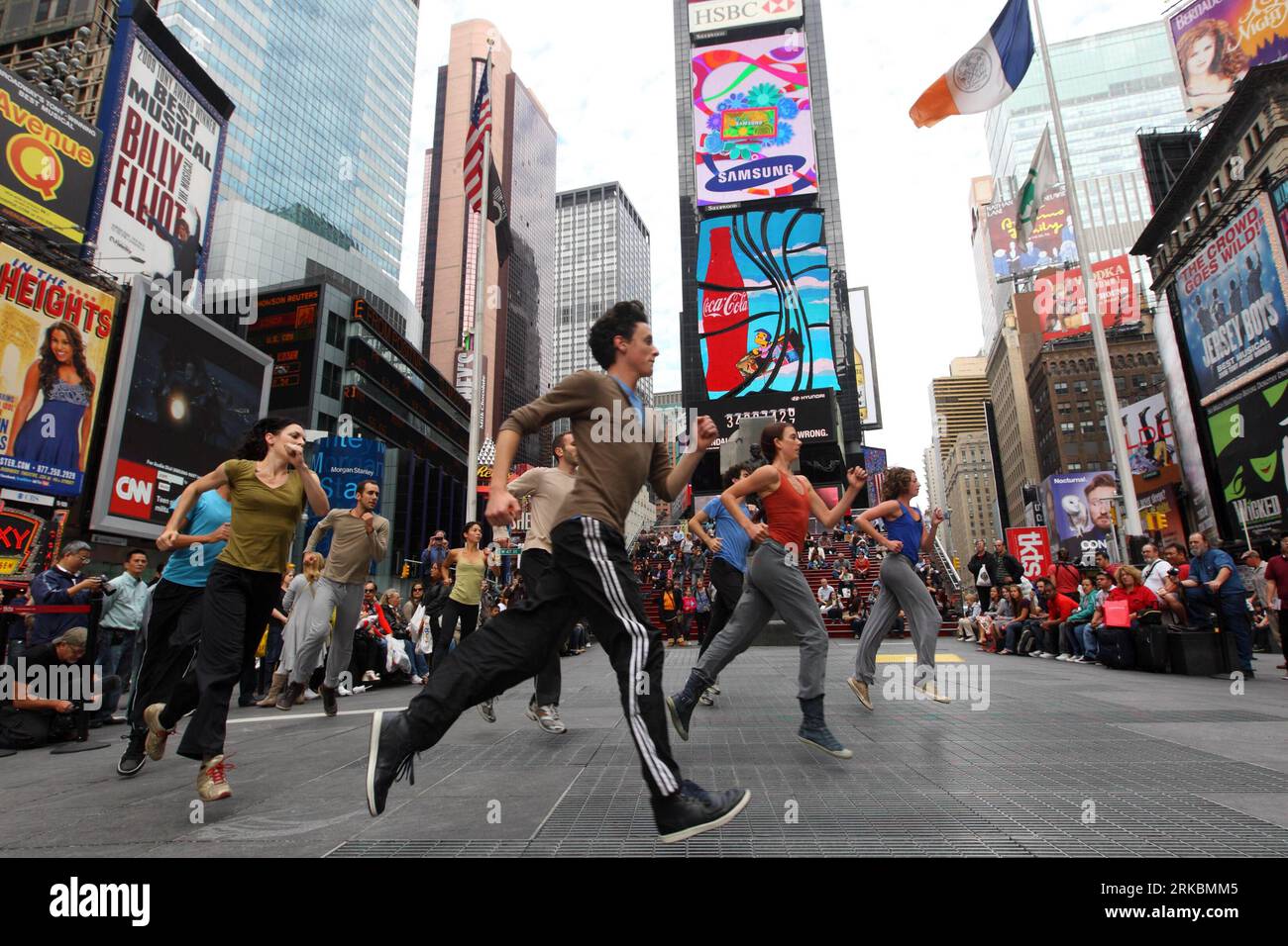 Perform in times square hi-res stock photography and images - Alamy