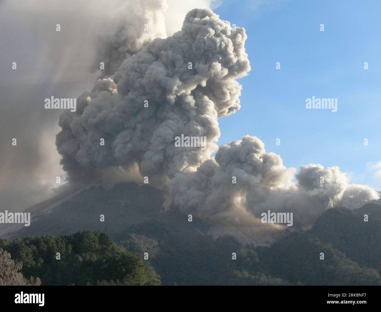 Volcano lava eruption homes hi-res stock photography and images - Alamy