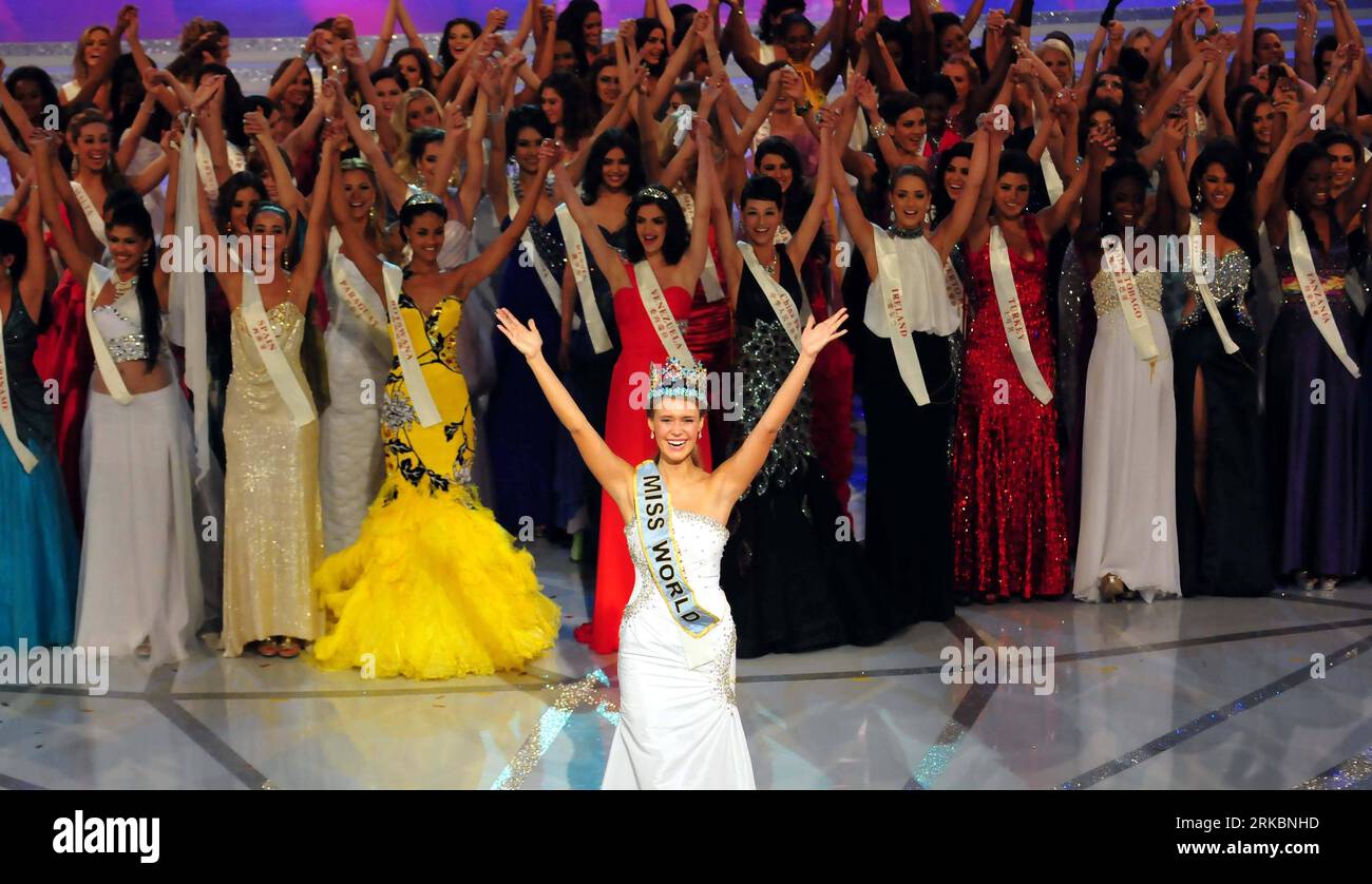 Beauty pageant contestants hi-res stock photography and images - Alamy