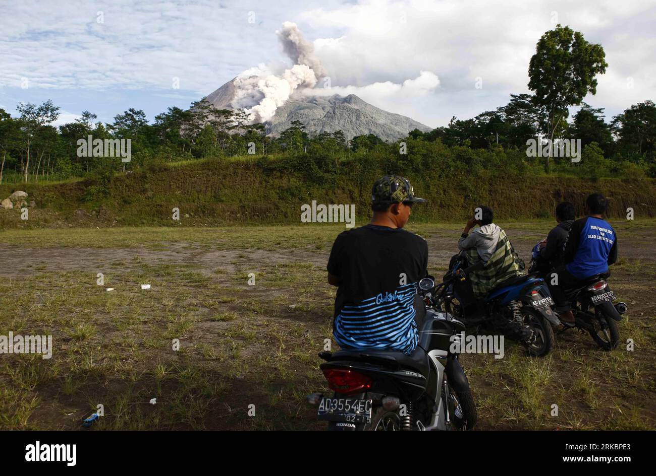Ash cloud volcano mount merapi hi-res stock photography and images - Alamy