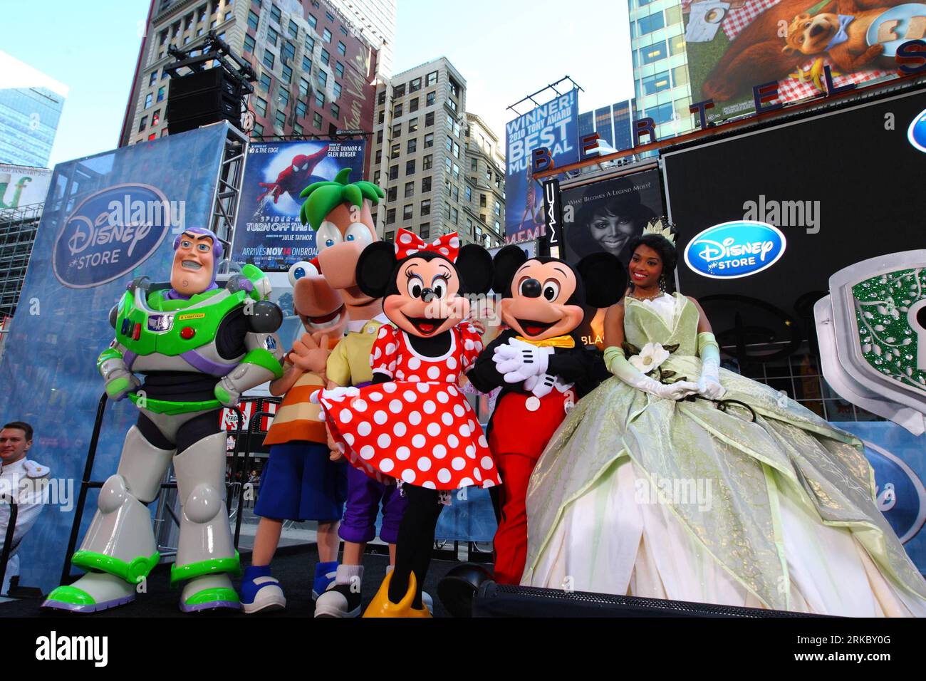 Disney Store Celebrates Grand Opening Of New Location In 109 The Grand