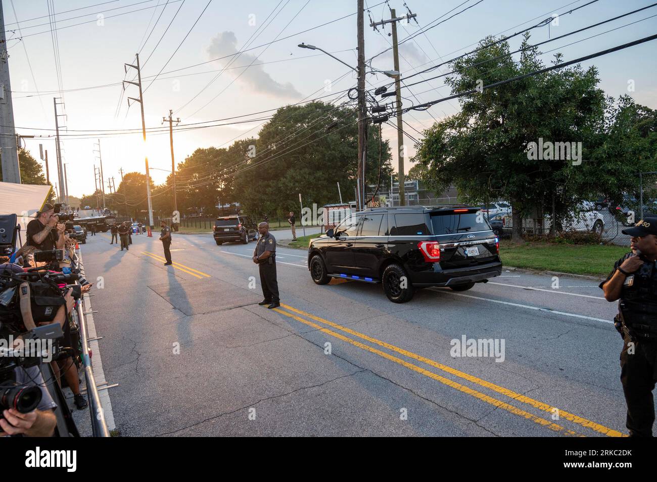 Atlanta, United States. 24th Aug, 2023. Trump's motorcade heads into ...