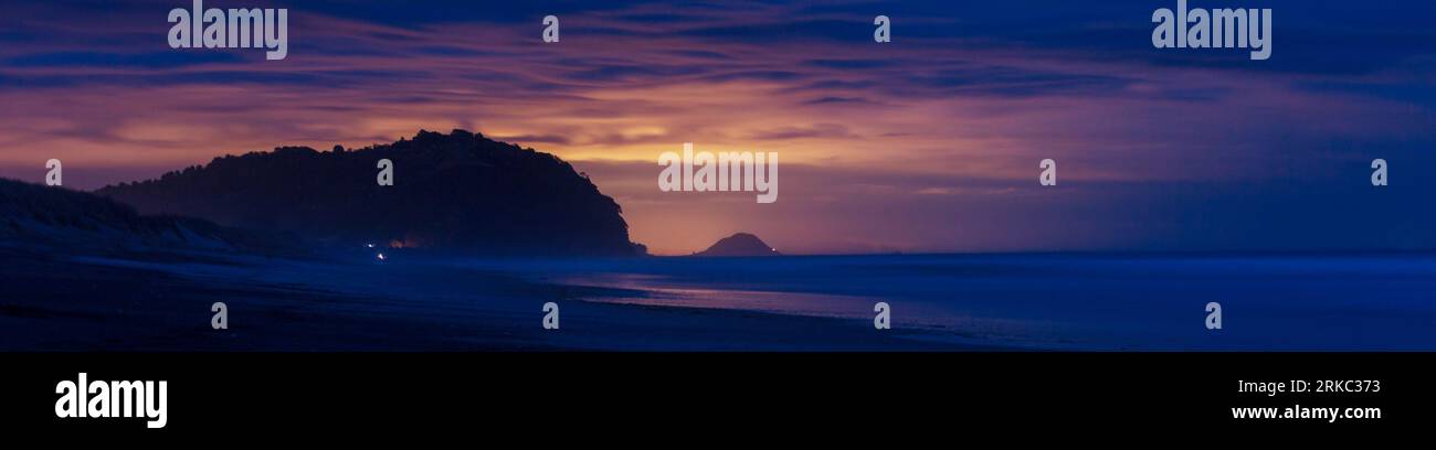 Twilling on the ocean beach Stock Photo - Alamy