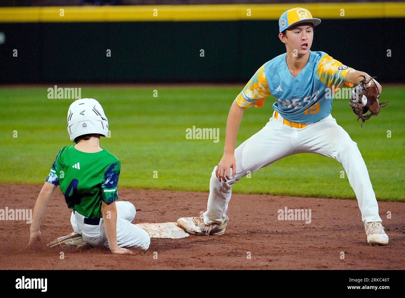 Seattle's Rylan Jackson (4) is forced out at second base by El Segundo, Calif.'s Louis Lappe (19 ...