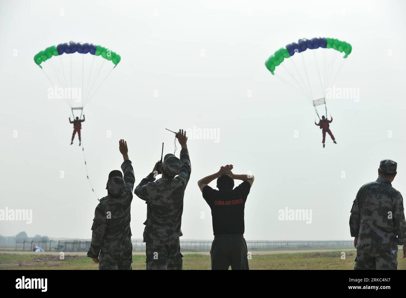 Fallschirmspringer team hi-res stock photography and images - Alamy