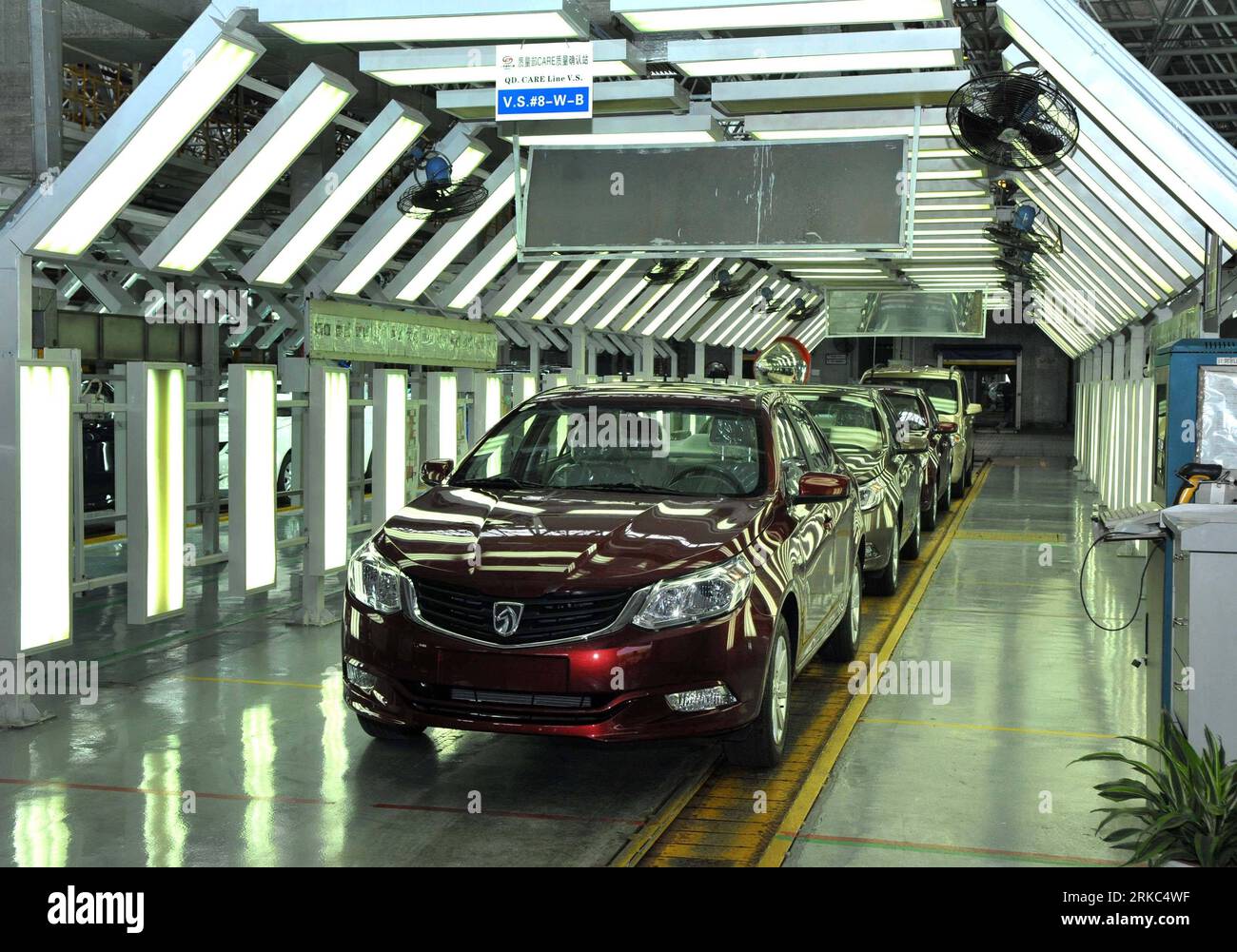 General motors china assembly line hi-res stock photography and images ...