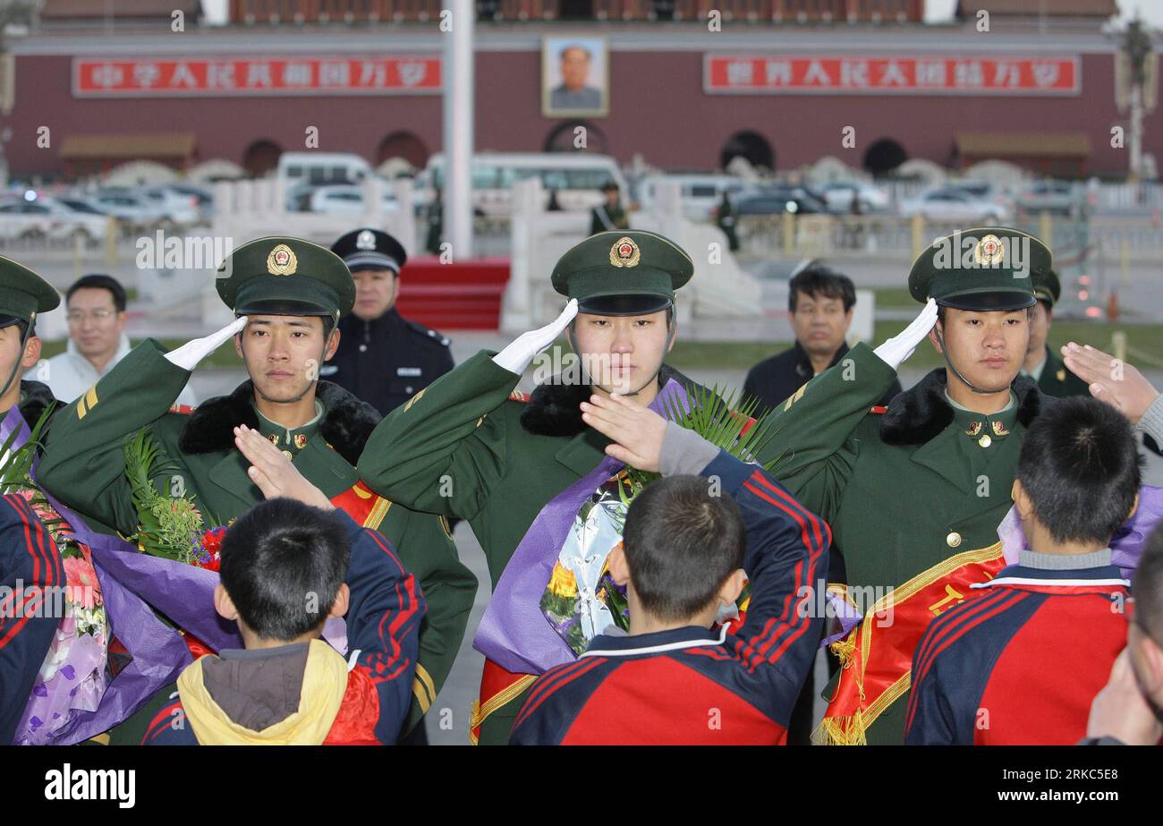 Police force salute hi-res stock photography and images - Alamy