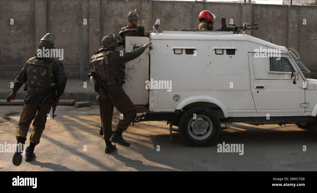 Indian soldiers rush hi-res stock photography and images - Alamy