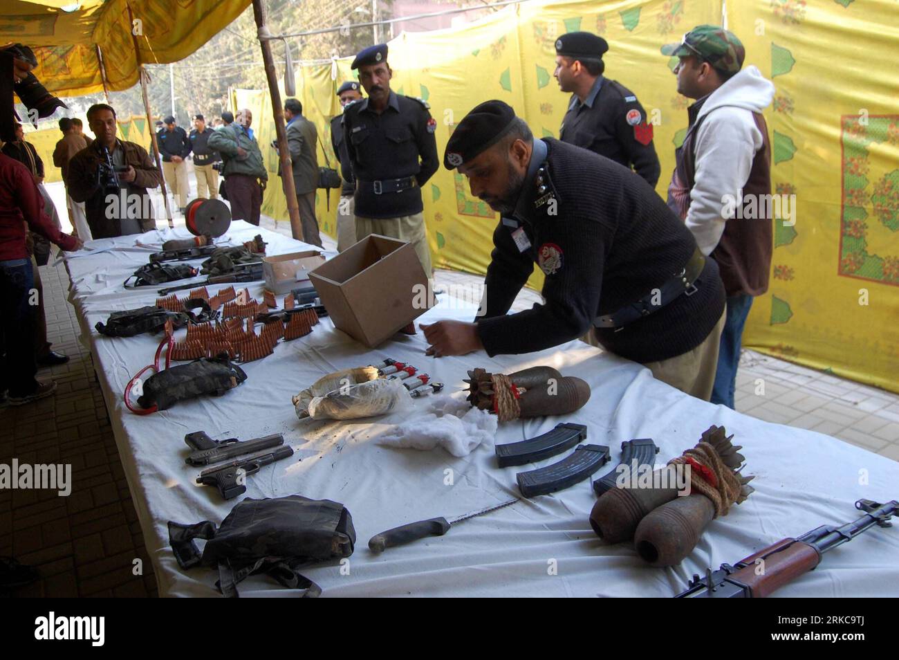 Mi lahore hi-res stock photography and images - Alamy