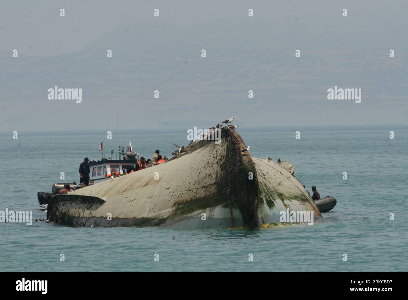 Boot kentern hi-res stock photography and images - Alamy