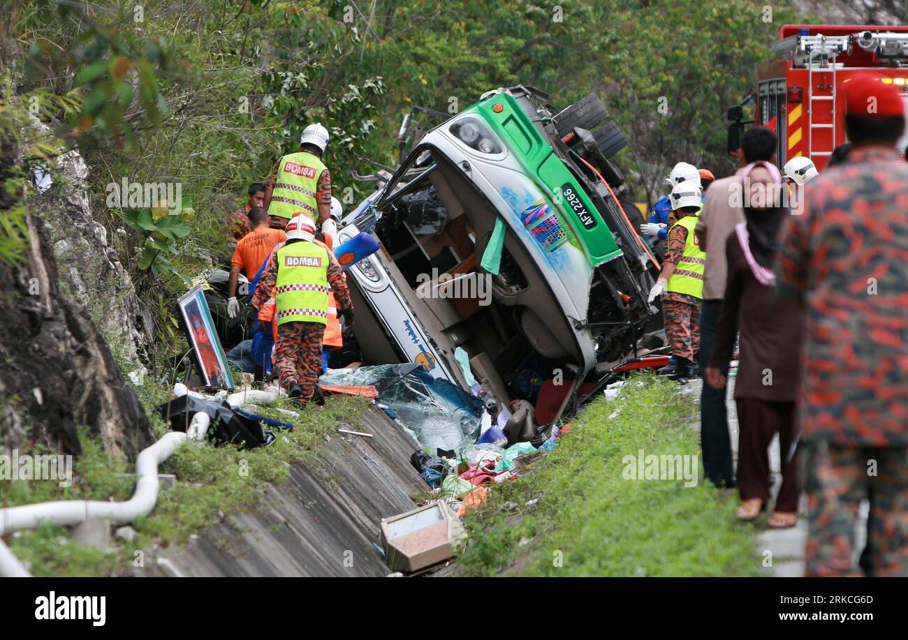 Road divider hi-res stock photography and images - Alamy
