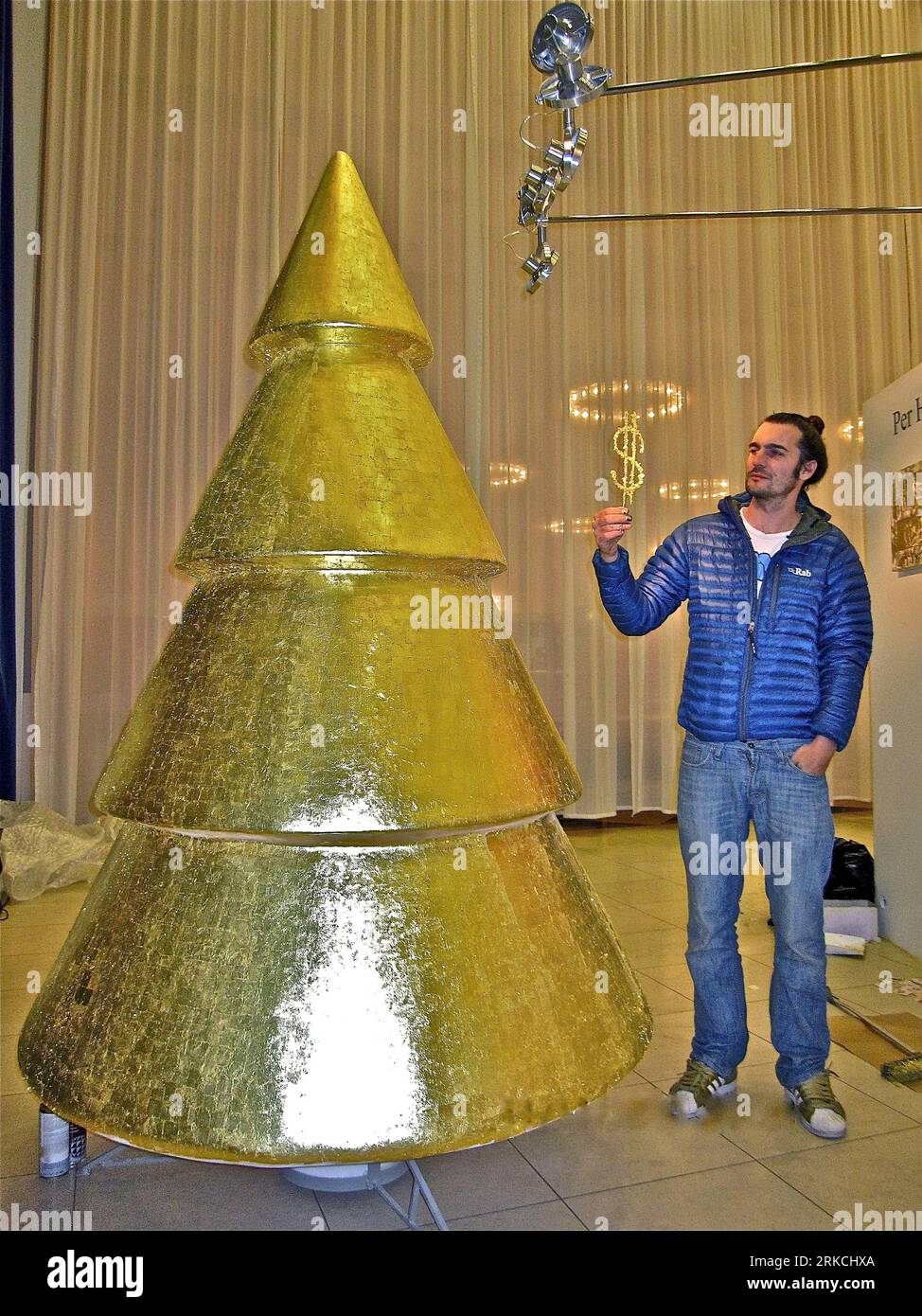 24 carat gold hi-res stock photography and images - Alamy