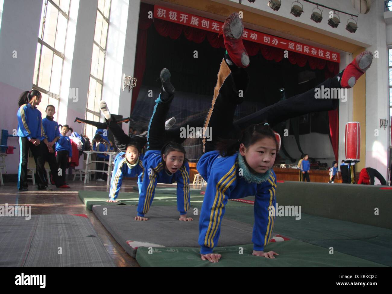 Handstands school hi-res stock photography and images - Alamy